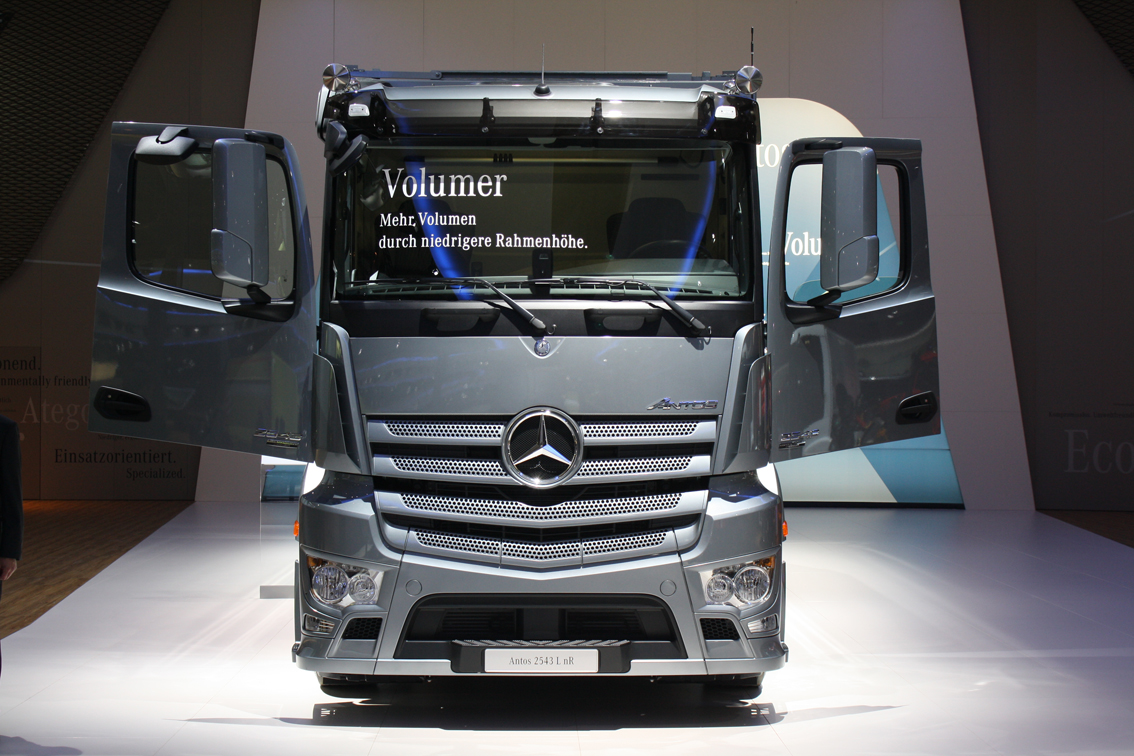 Mercedes-Benz shows off new short-haul Antos truck - Fully Loaded