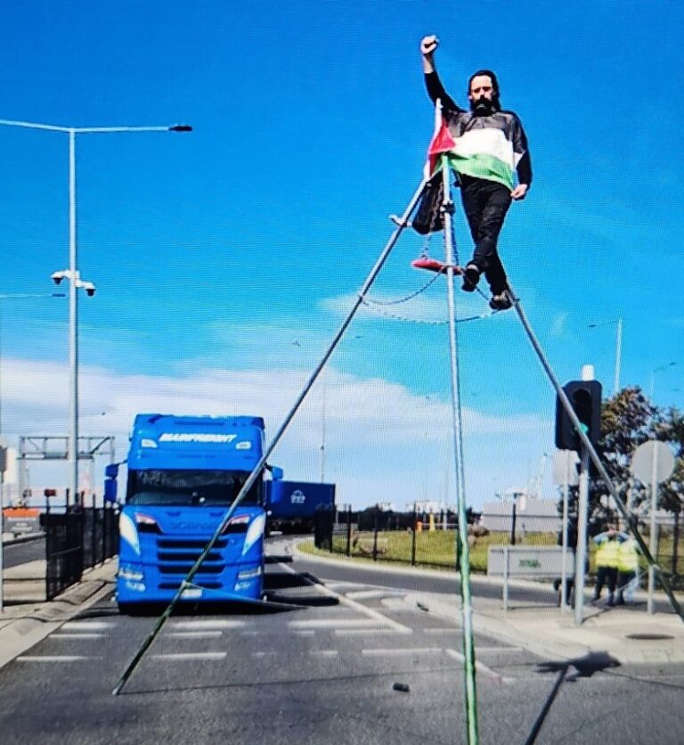 Second round of Port of Melbourne protests delay freight movements